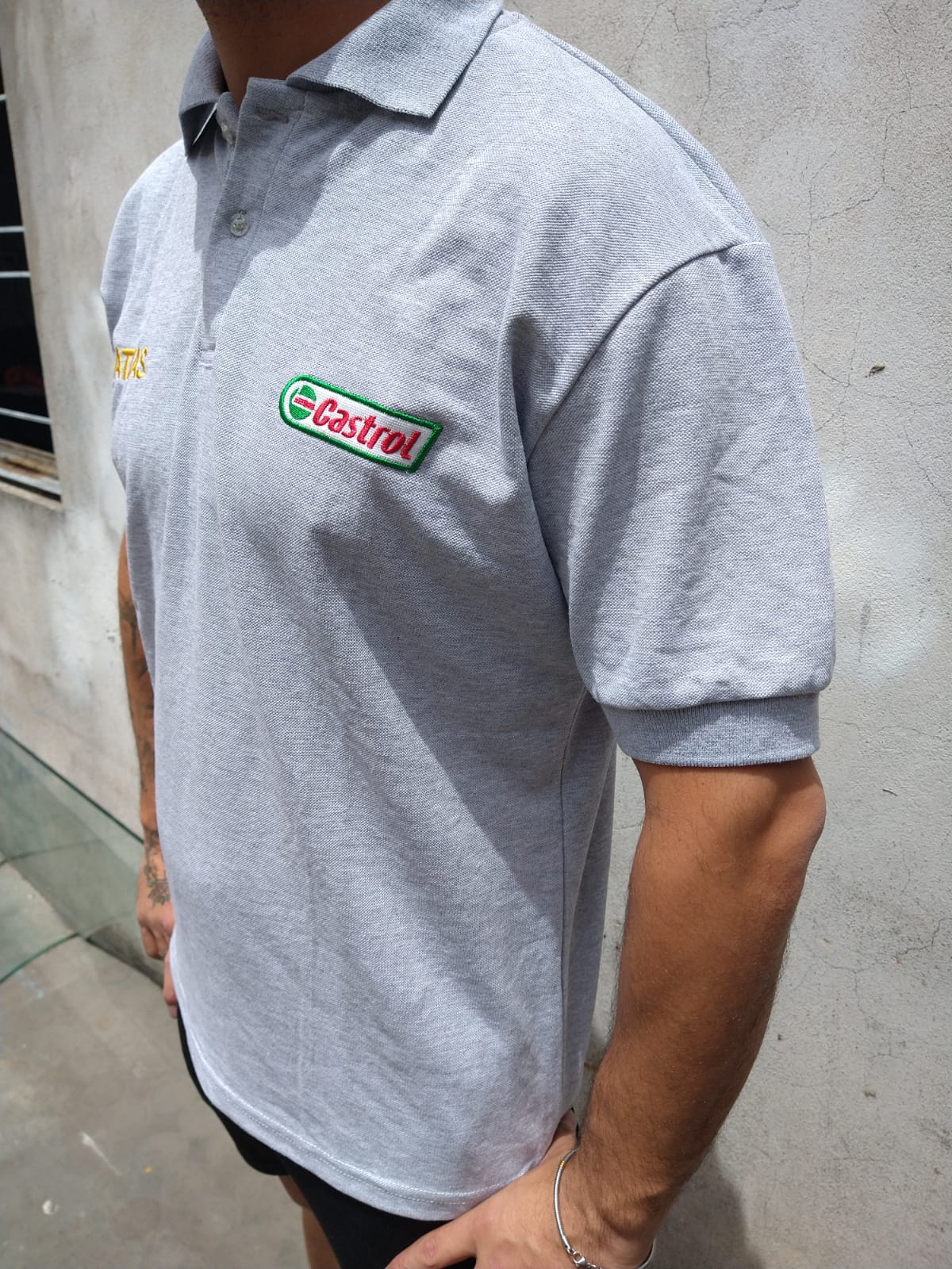 CHOMBA PIQUE CON LOGO BORDADO