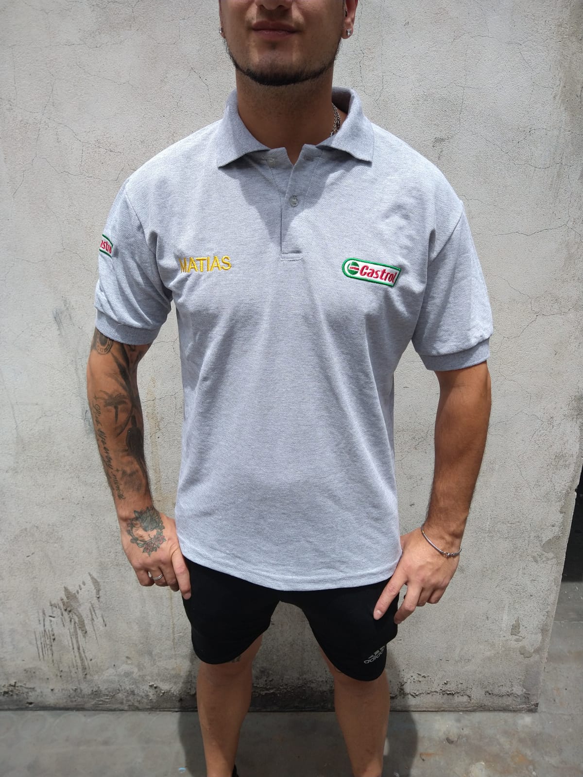 CHOMBA PIQUE CON LOGO BORDADO